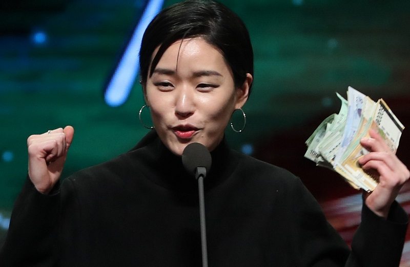 South Korean Artist Auctions Her Trophy During Awards Show Because She ...