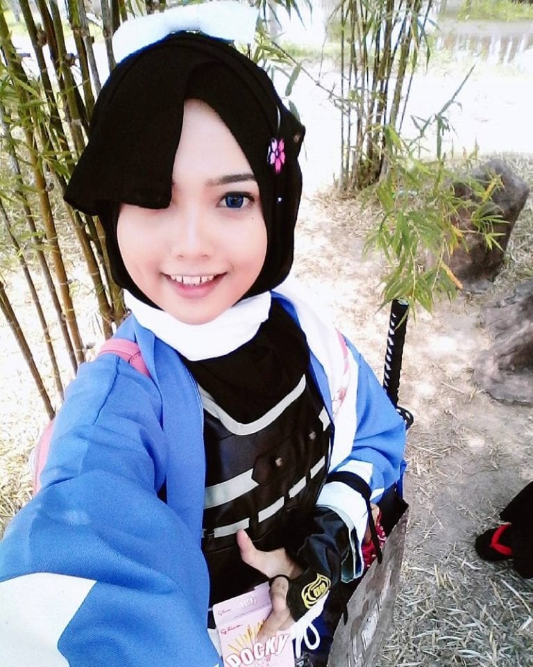 Malaysian Cosplayer Creatively Includes a Hijab in Anime Costumes ...