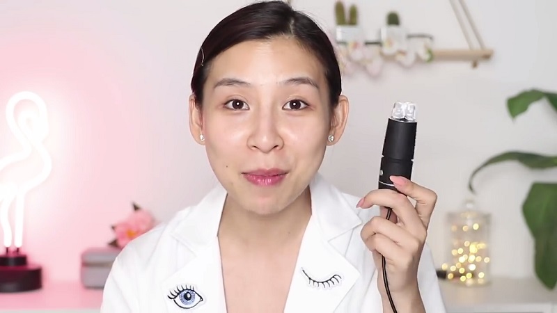 Woman Puts Her Makeup Under a Microscope, is Shocked By What She Finds ...