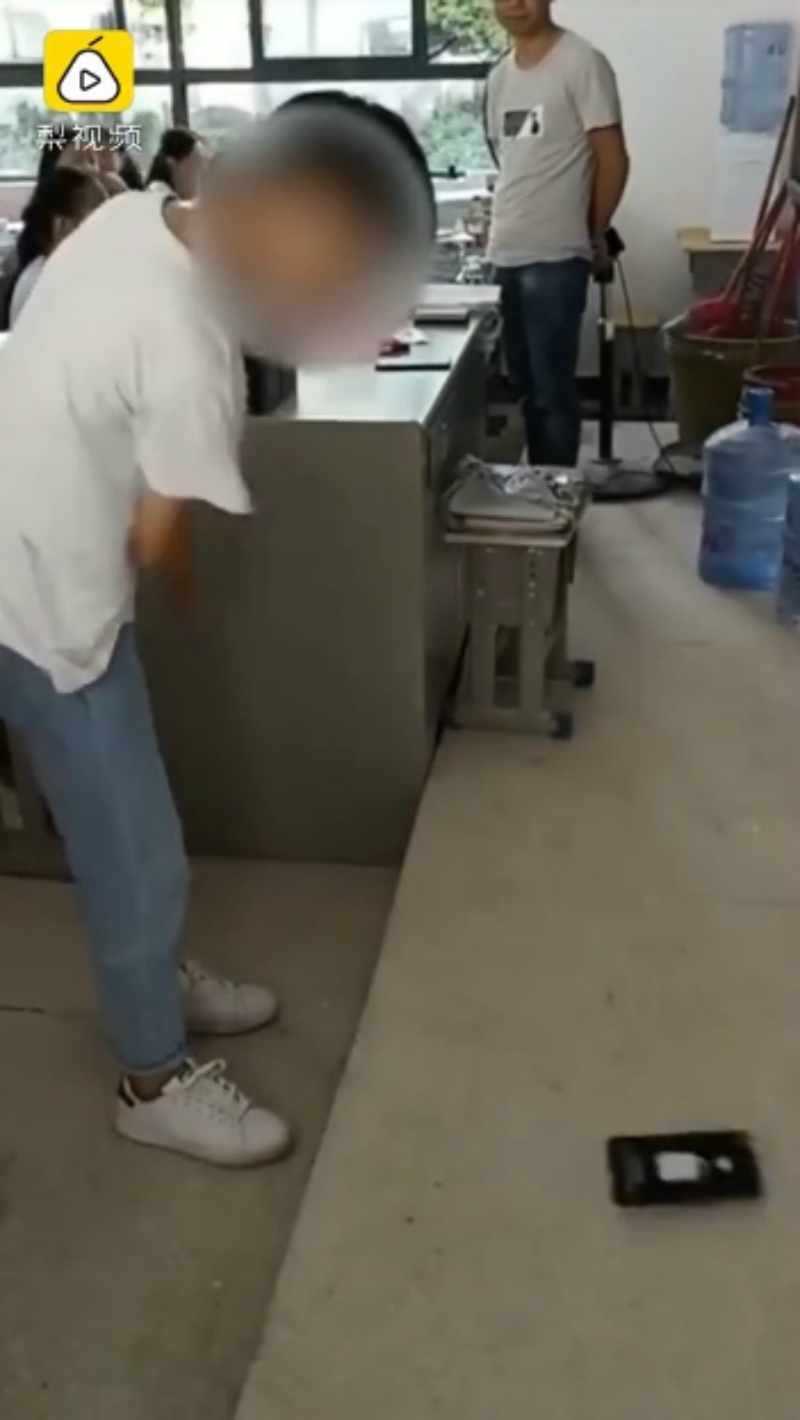 Chinese Students Forced to Smash Their Phones When They are Caught ...