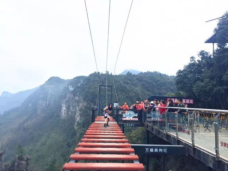 Lucky Tourist Crosses Terrifying Gap Bridge in China as Safety Rope ...