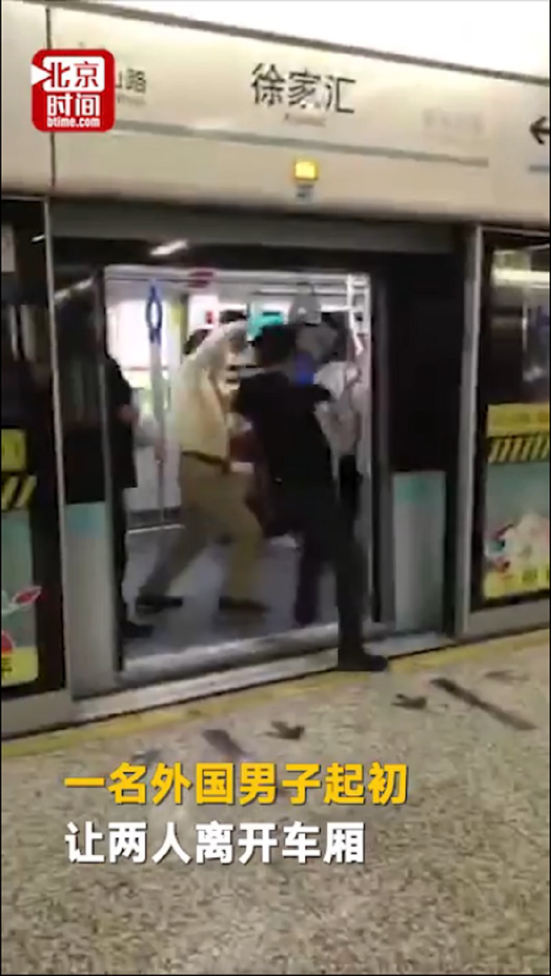 Foreigner Tries to Break Up Fi‌g‌h‌t Inside Chinese Subway While ...