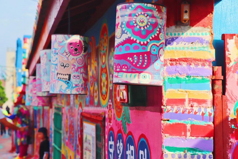 96-Year-Old Taiwanese Man Saves Entire ‘Rainbow Village’ By Painting ...