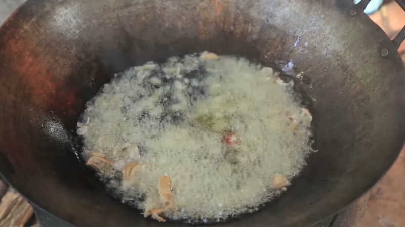 Cambodian YouTubers Casually Prepare Huge Spiders to Eat with Beer ...