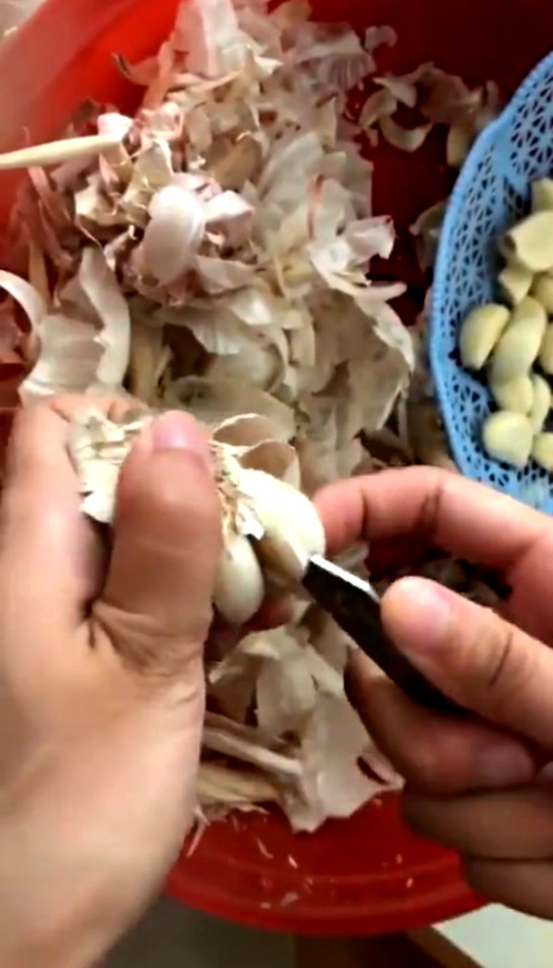 Impressive Garlic-Peeling Hack is a Life Changer for Anyone Cooking ...