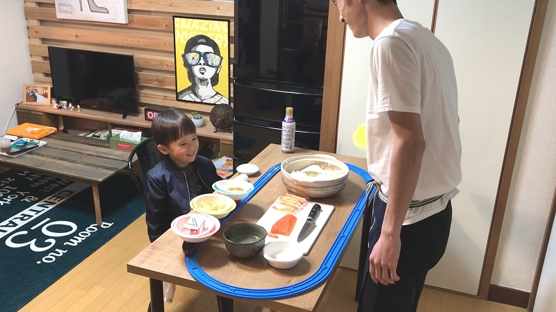 Japanese Dad Builds Mini Sushi Conveyor Belt and Oden Stand at Home for ...
