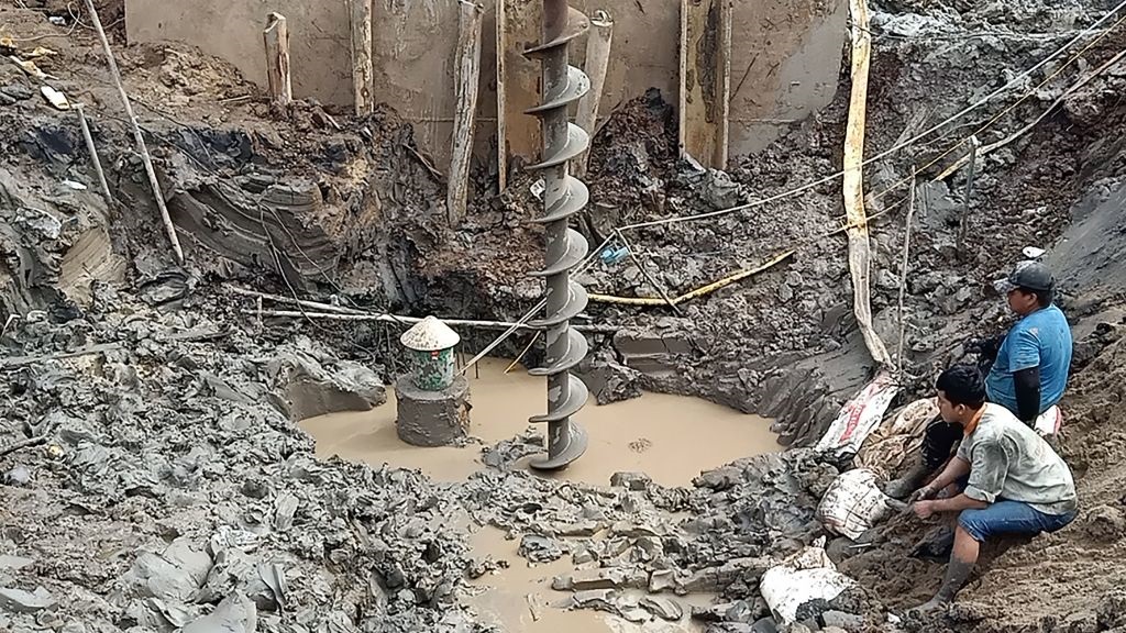 Body of Vietnamese boy trapped in concrete pillar recovered weeks after ...