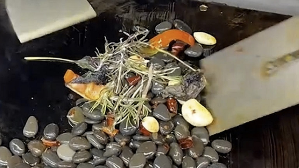 Stir-fried rocks sold in China fascinates netizens