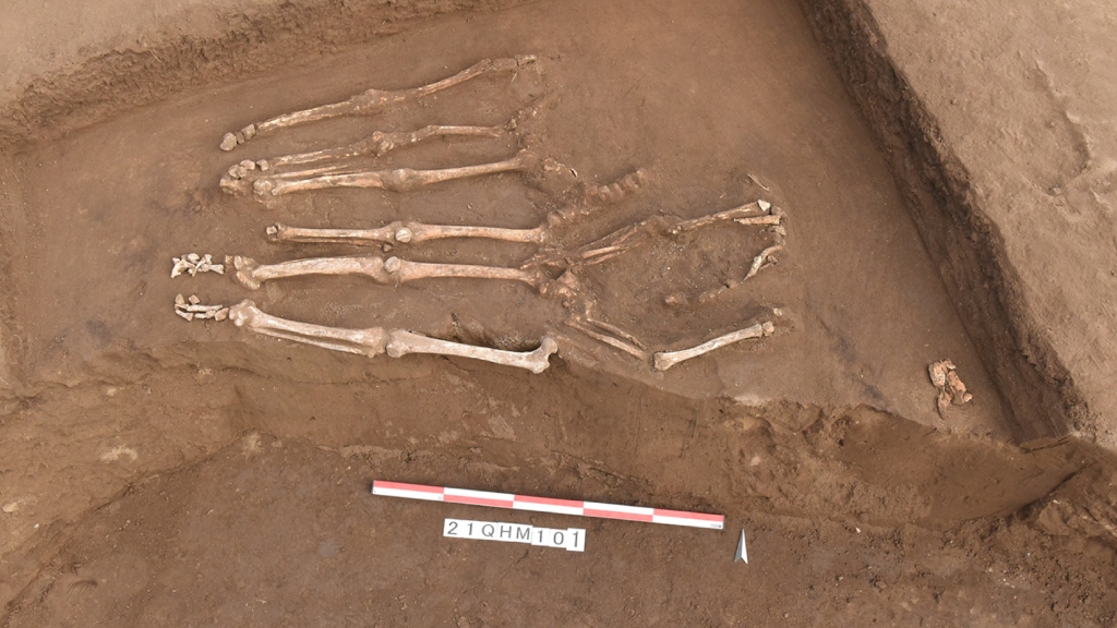 Mass grave of headless skeletons in China linked to largest headhunting ...